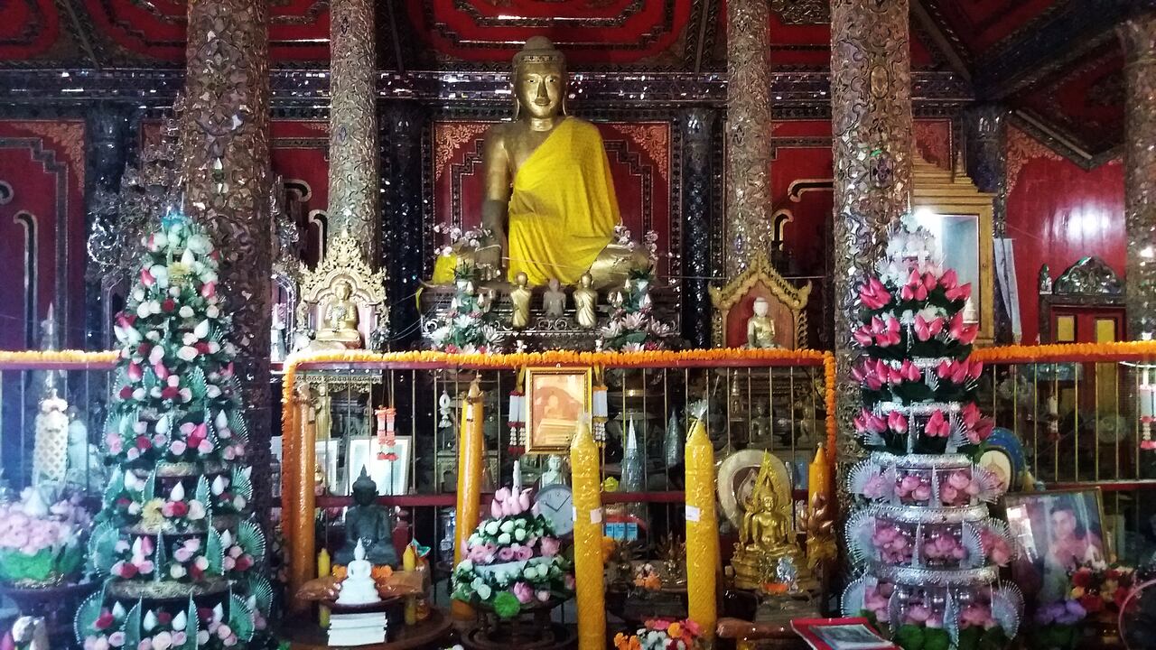 Wat Si Rongmuang - a beautiful teak temple - Lampang Thailand